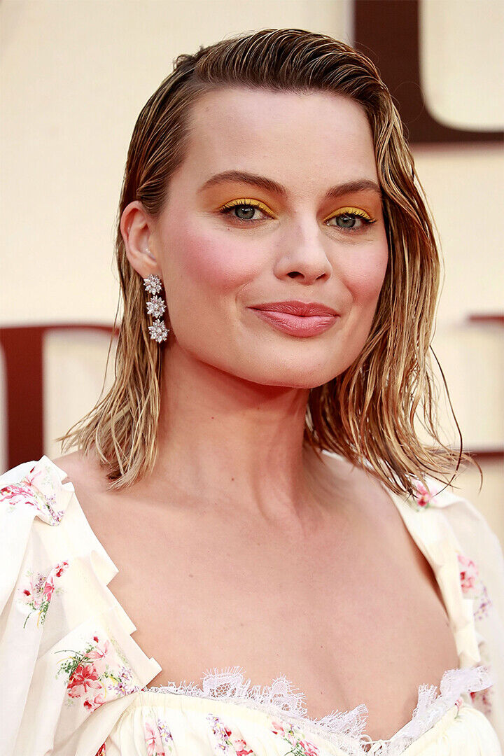 Poster - Margot Robbie Celebrity Movie Actor Producer Poster Wall Art ...