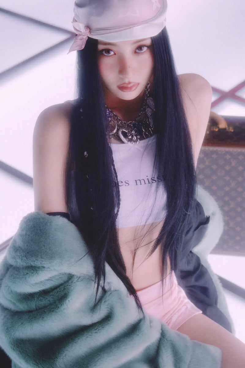 Poster - LE SSERAFIM Huh Yunjin EASY Concept Photo Balmy Flex Y2K ...